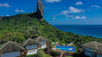 Piscina externa, guarda-sóis, espreguiçadeiras