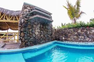 Piscina exterior, guarda-sóis, espreguiçadeiras 