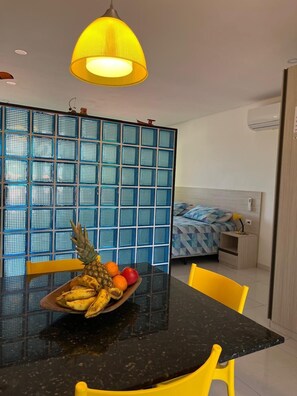 Studio Conjugado | Cozinha americana privada | Micro-ondas, cooktop, talheres/pratos/utensílios de cozinha