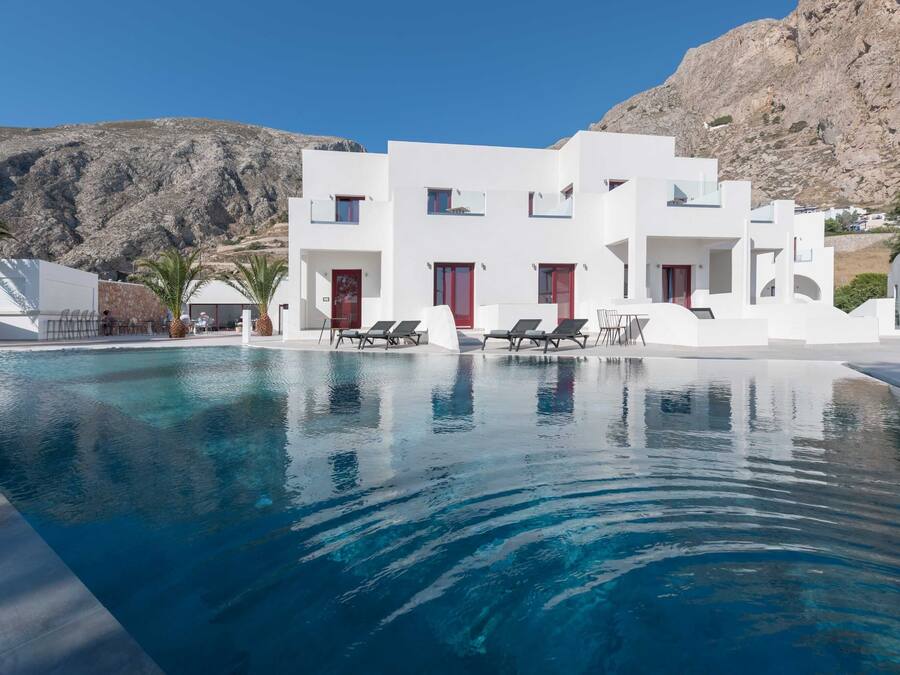 Piscina exterior, guarda-sóis, espreguiçadeiras