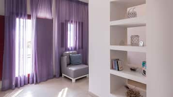 Suite Júnior | Cofre no quarto, cortinas/cortinados opacos, quartos insonorizados
