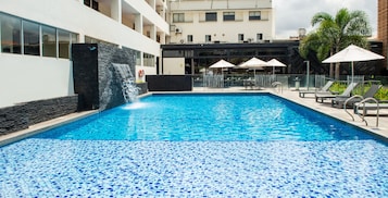 Piscina exterior, da(s) 10:00 à(s) 19:00, espreguiçadeiras 