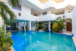 Piscina externa, funciona das 10h às 22h, espreguiçadeiras