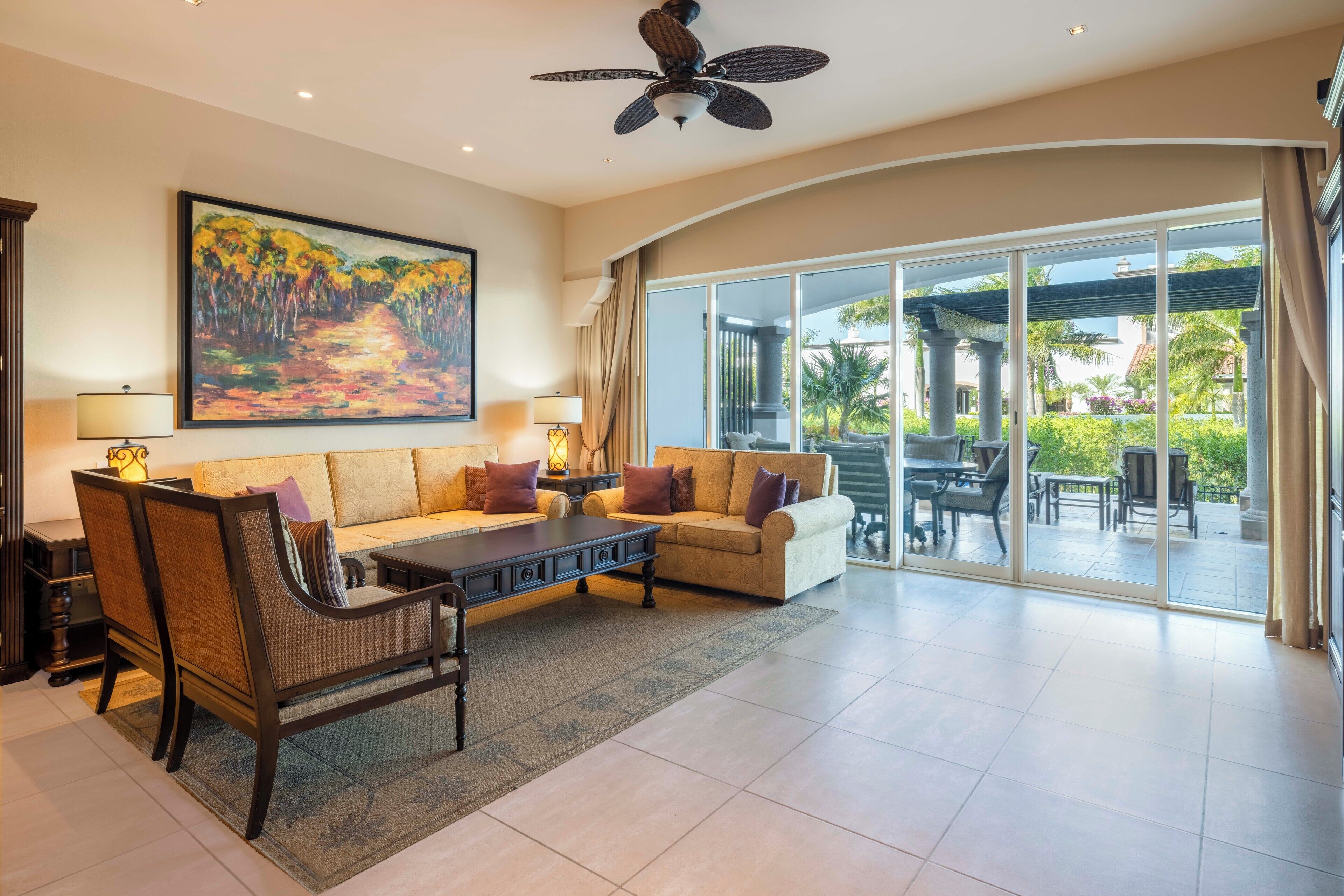 Suite, 1 quarto, piscina privativa | Sala de estar | Televisor plasma de 47 polegadas com canais por cabo, televisor 