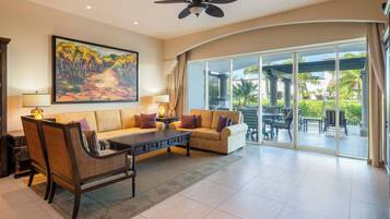 Suite, 1 quarto, piscina privativa | Sala de estar | Televisor plasma de 47 polegadas com canais por cabo, televisor