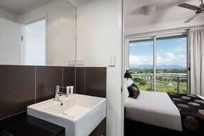 Apartamento, 2 quartos | Lavatório na casa de banho