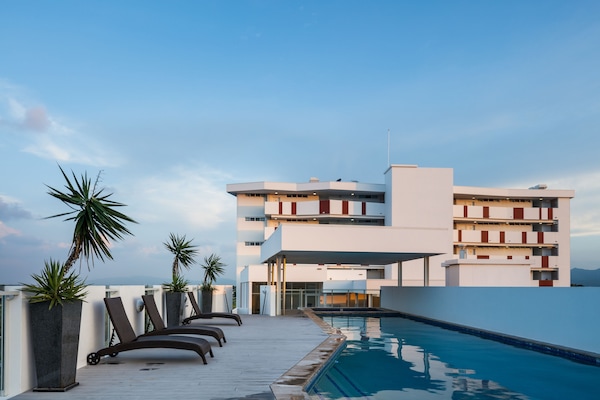 Piscina externa, espreguiçadeiras