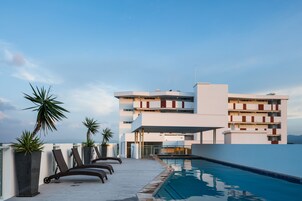 Piscina exterior, espreguiçadeiras 