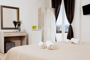 Escrivaninha, cortinas blackout, Wi-Fi de cortesia, roupa de cama