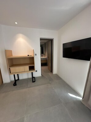 Quarto casal luxo | Escrivaninha, cortinas blackout, berços grátis, Wi-Fi de cortesia