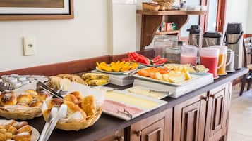 Café da manhã com buffet grátis todos os dias