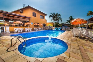 Piscina externa, guarda-sóis, espreguiçadeiras