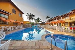 Piscina exterior, guarda-sóis, espreguiçadeiras 