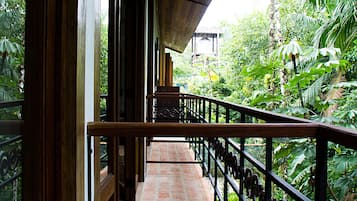 Suite, 1 cama queen-size, varanda, vista para o jardim | Varanda