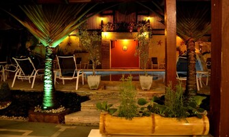 Piscina externa, guarda-sóis, espreguiçadeiras