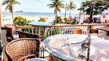 Terraço com espreguiçadeiras