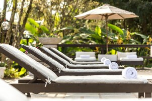 Piscina externa, funciona das 7h às 22h, guarda-sóis, espreguiçadeiras