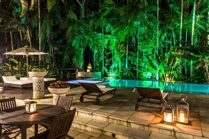 Piscina externa, funciona das 7h às 22h, guarda-sóis, espreguiçadeiras