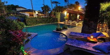 Piscina externa, guarda-sóis, espreguiçadeiras