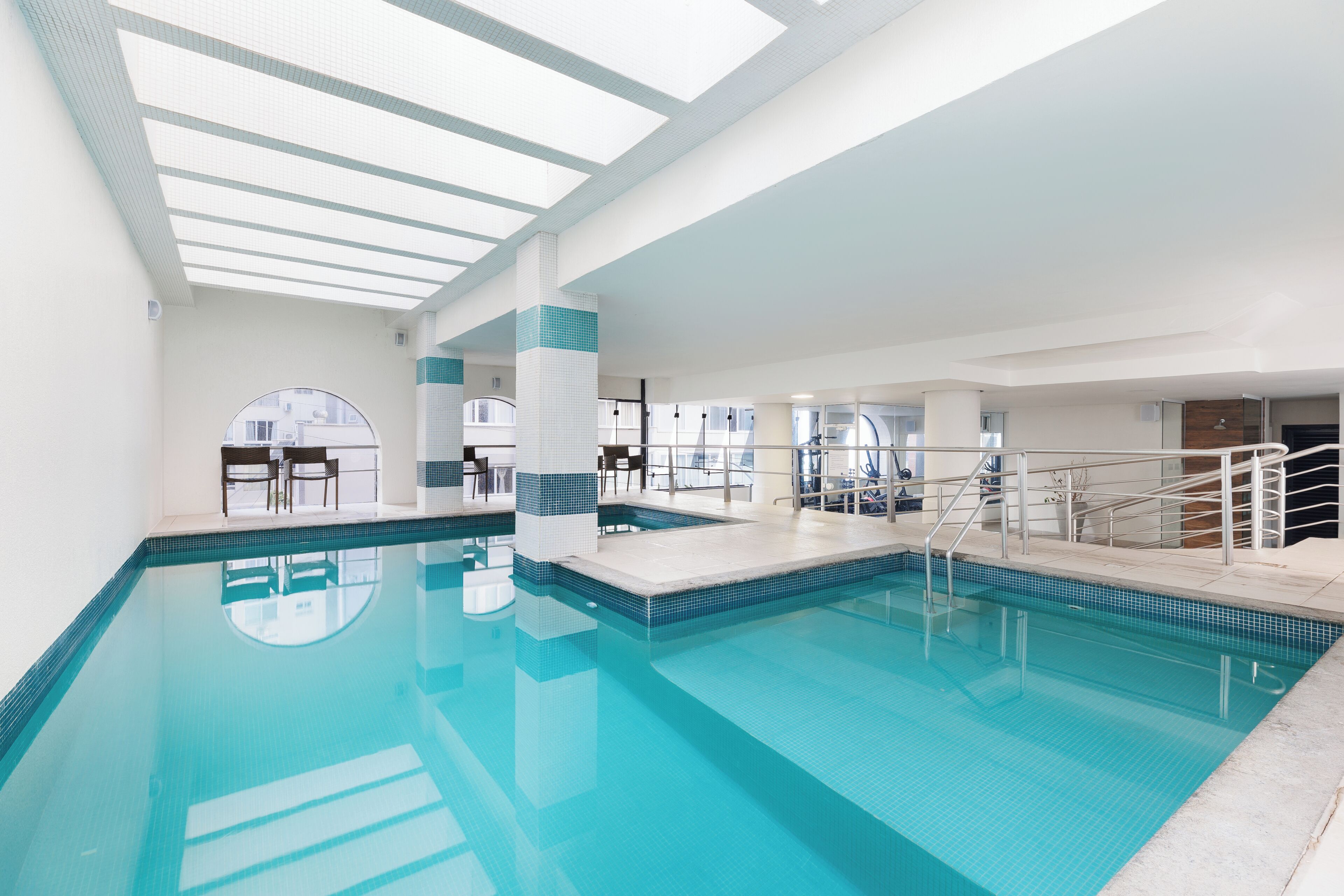 Piscina interior, espreguiçadeiras 