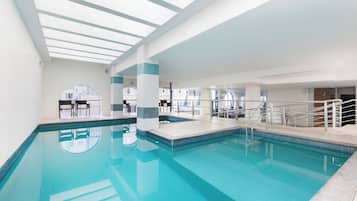 Piscina interior, espreguiçadeiras
