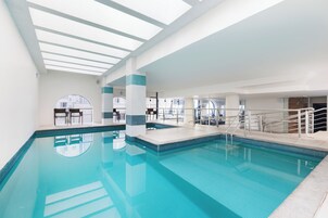 Piscina interior, espreguiçadeiras