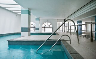 Piscina interna, espreguiçadeiras