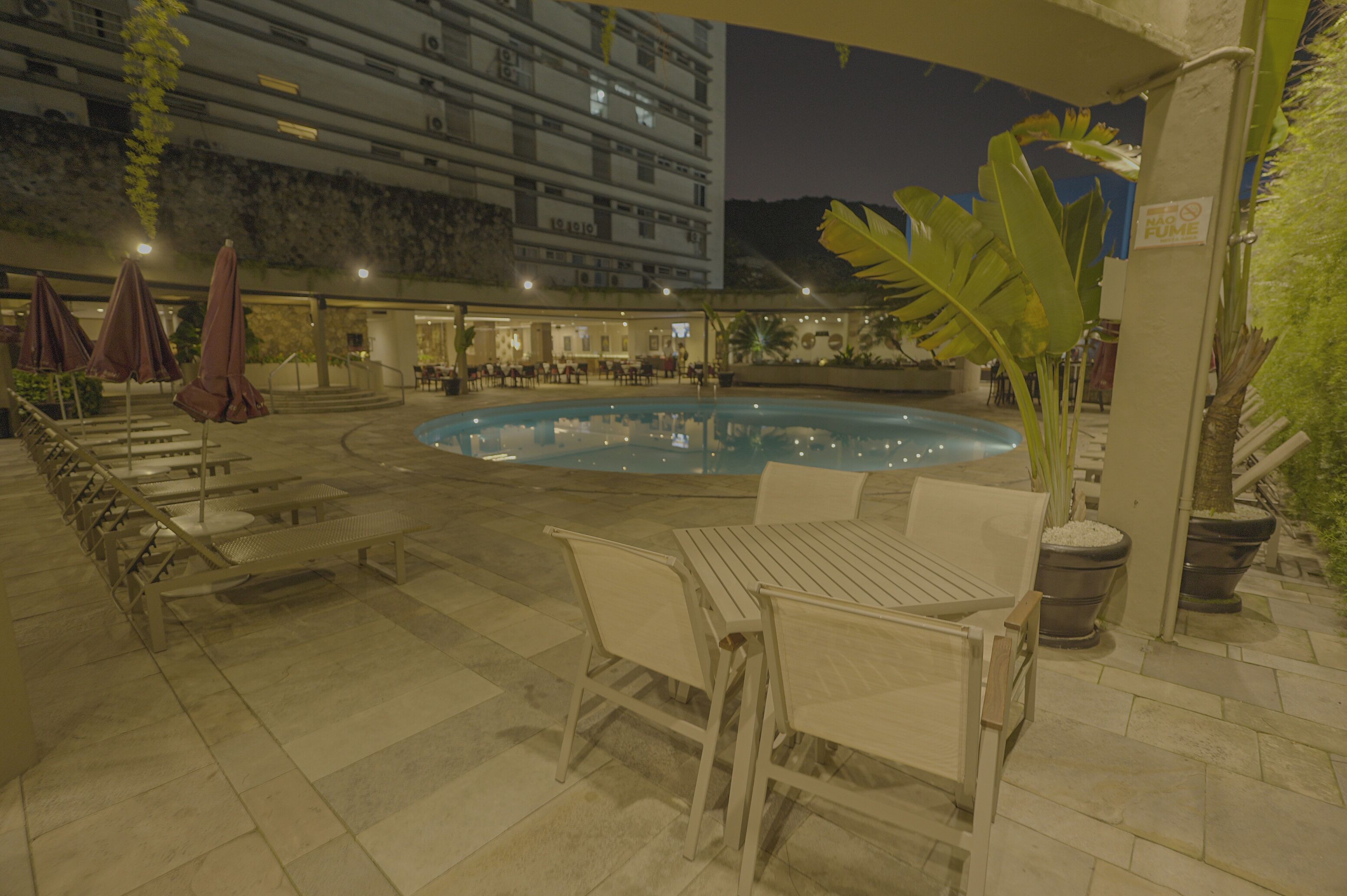 Piscina exterior, espreguiçadeiras 