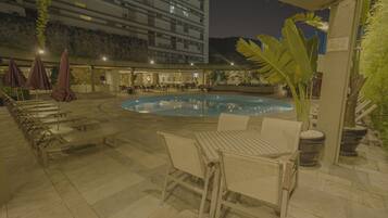 Piscina exterior, espreguiçadeiras