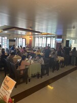 Café da manhã diário mediante uma taxa