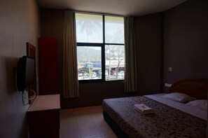 Quarto Deluxe, 1 cama king-size | Secretária, ferro/tábua de engomar, Wi-fi grátis 