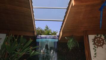 Piscina interior, da(s) 12:00 à(s) 22:00, espreguiçadeiras