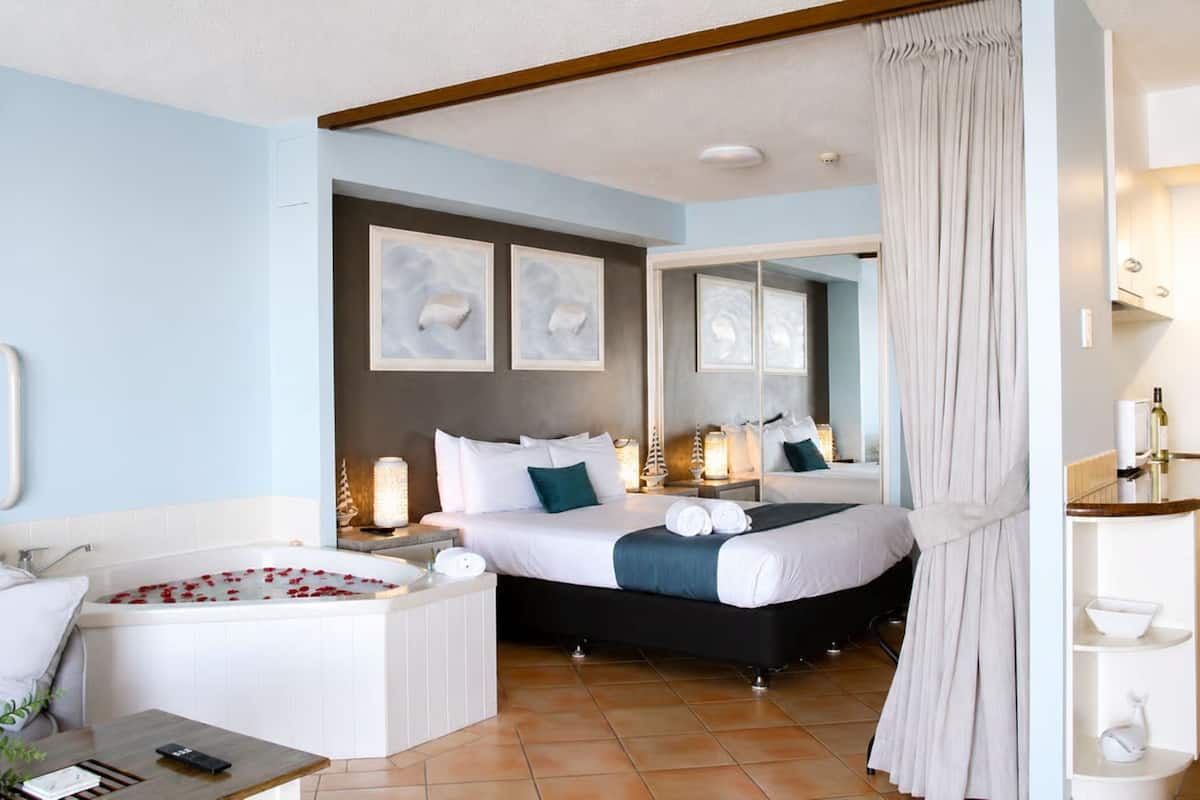 Apartamento, 1 cama queen-size, vista para o oceano (Deluxe Watersedge) | Ferro/tábua de engomar, Wi-fi grátis, roupa de cama fornecida 