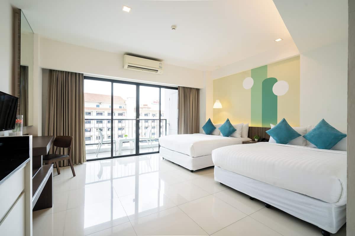 Quarto quádruplo luxo, sacada, vista para a piscina | Cofres nos quartos, escrivaninha, cortinas blackout, Wi-Fi de cortesia