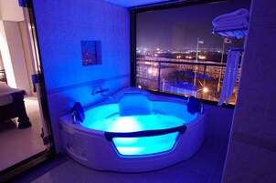 Quarto real, 1 cama de casal, para não fumantes, vista para a cidade | Banheira de hidromassagem