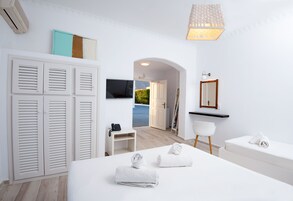 Quarto Triplo | Minibar, cofre no quarto, Wi-fi grátis, roupa de cama fornecida 