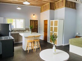 Apartamento | Área de estar | TV de tela plana 32 polegadas com canais a cabo, TV