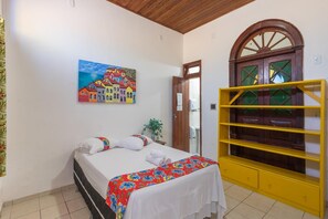 Minibar, com decoração personalizada, ferro/tábua de engomar 