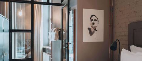 Quarto Deluxe, 1 cama queen-size | Roupa de alta qualidade, cofre com capacidade para portátil