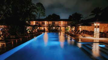 Piscina externa, guarda-sóis, espreguiçadeiras