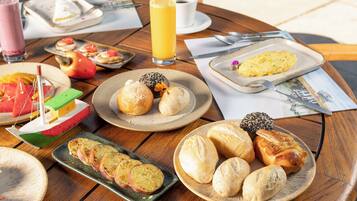 Café da manhã completo grátis todos os dias