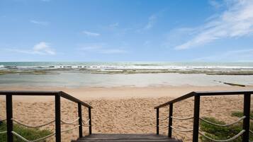 Na praia, guarda-sóis