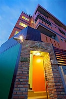 Fachada do alojamento (tarde/noite)