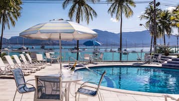 Piscina externa, espreguiçadeiras