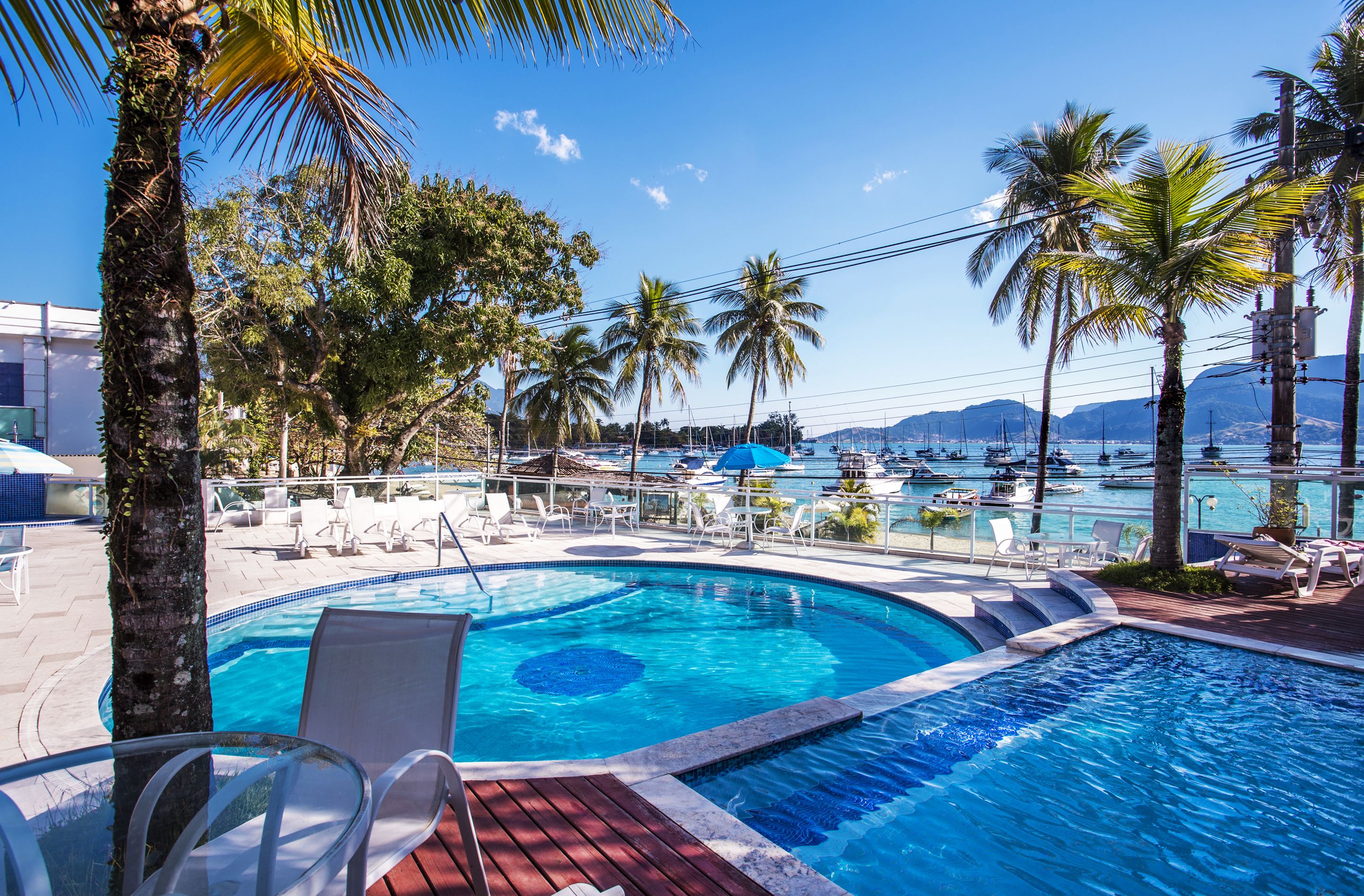 Piscina externa, espreguiçadeiras