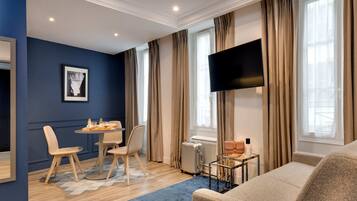 Appartement Privilège | Sala de estar | TV de ecrã plano