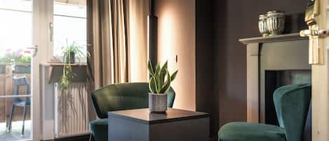 Uma sala de estar moderna com um sofá, uma mesinha e um vaso de planta.