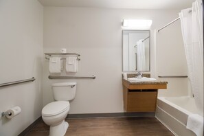 Quarto, 2 camas de casal, acessível, não fumadores | Casa de banho | Uma combinação polibã/banheira, artigos de higiene pessoal grátis 