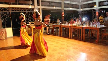 Pequenos-almoços servidos, cozinha indonésia, com vista para a praia
