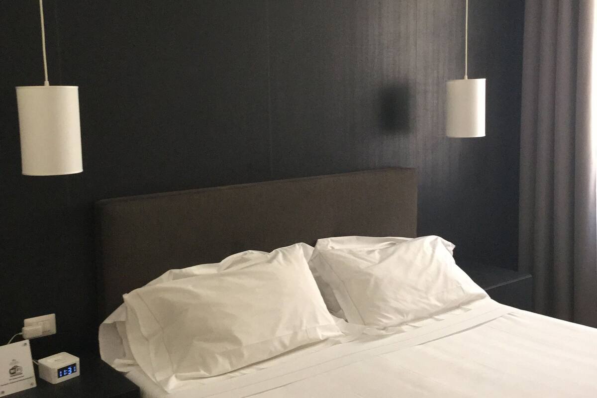 Quarto Duplo ou Twin Standard | Roupa de alta qualidade, edredões de penas, cofre no quarto, secretária 
